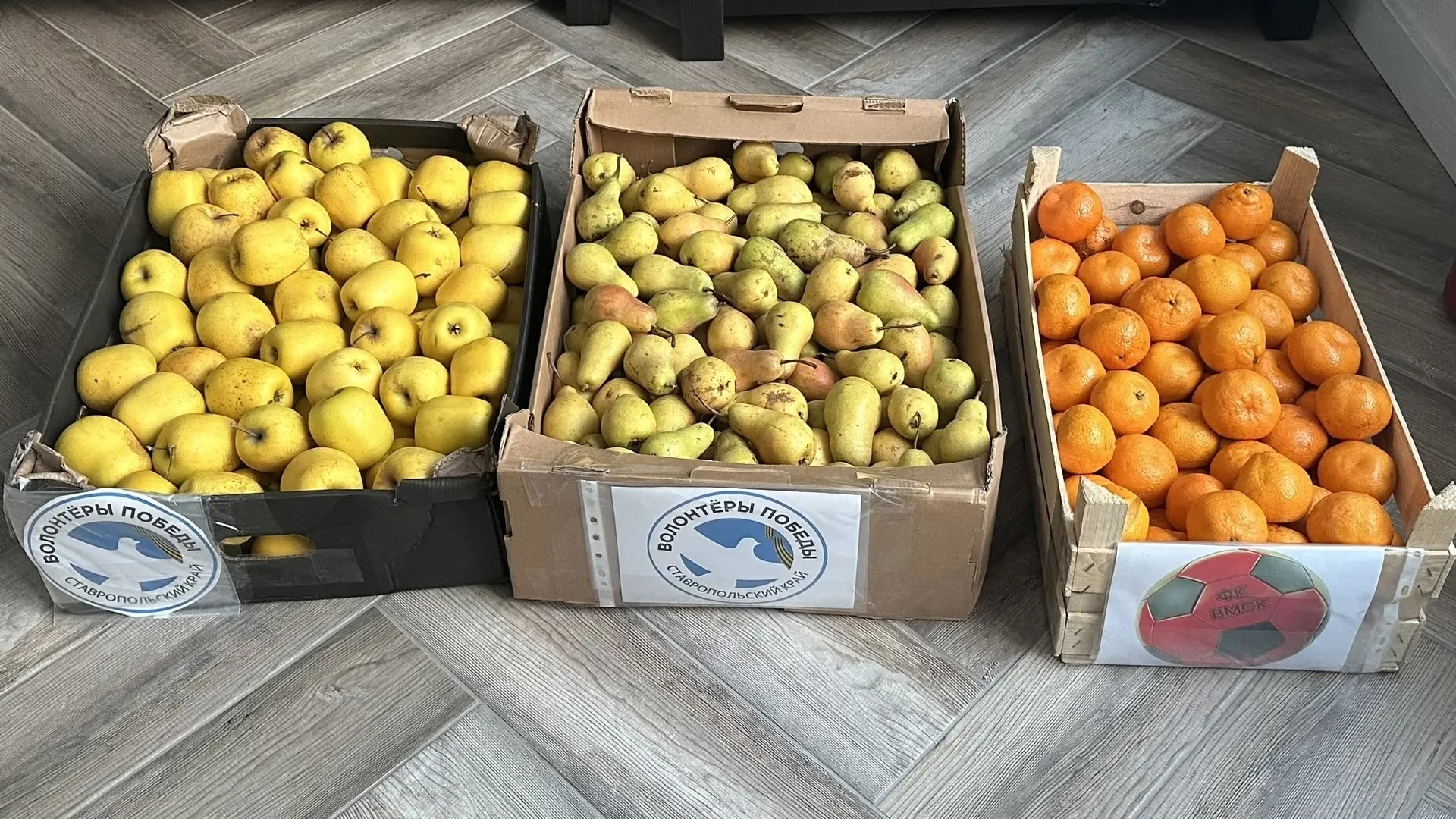 Волонтёры и футболисты Ставрополя передали подарки детям в диспансер ...